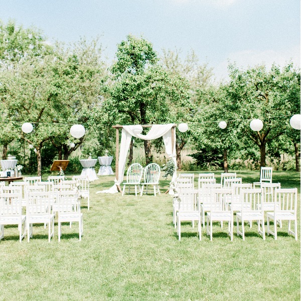 Backdrop donker met wit doek huren | Brisked Styled Weddings