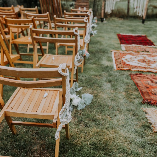 Macrame hangers stoelen huren - Brisked Styled Weddings